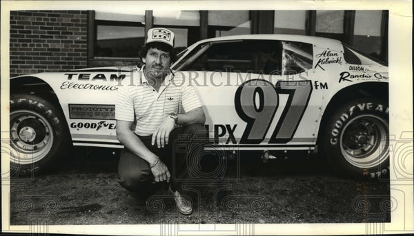 1981 Press Photo Neil Bonnett with Al Kulwicki Race Car, Wisconsin - m ...