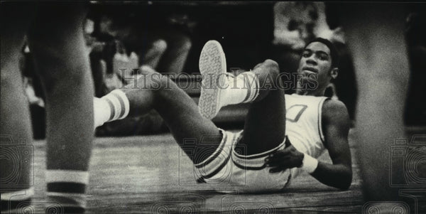 1980 Press Photo Basketball player, Nigel Wallace, down on the floor d ...