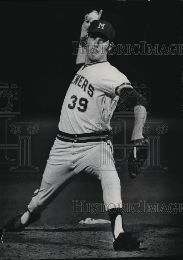 1974 Press Photo Billy Champion of the Milwaukee Brewers bears down ...