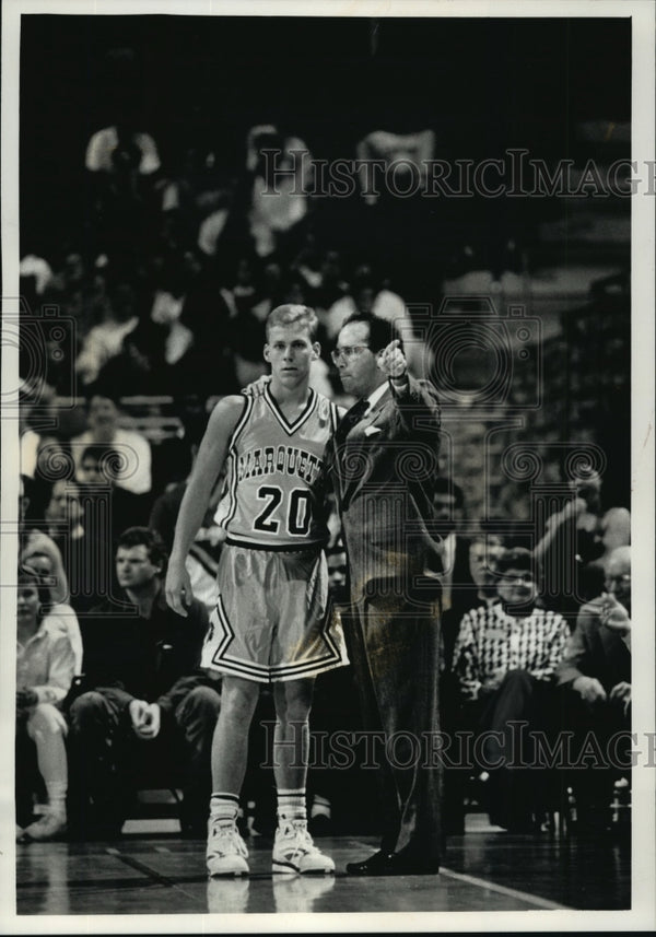 1991 Press Photo Basketball player Craig Aamot confers with Coach Kevi ...