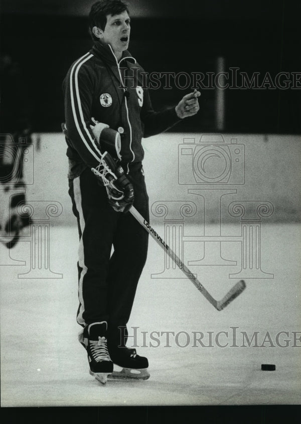 1983 Press Photo Milwaukee Admirals hockey coach, Phil Wittliff leads ...