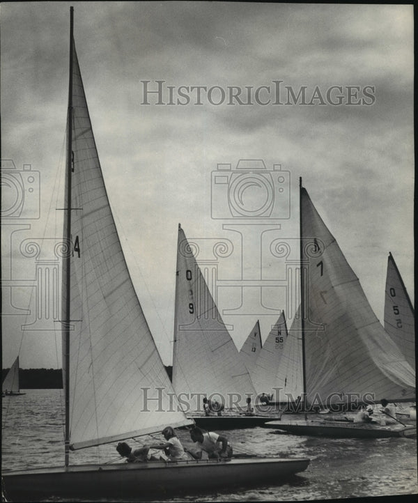 1953 Press Photo Boats sail during morning race on Okauchee Lake, Wisc ...