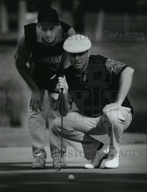 1994 Press Photo D.A. Weibring and caddy Mike O'Connell on the 16th gr ...