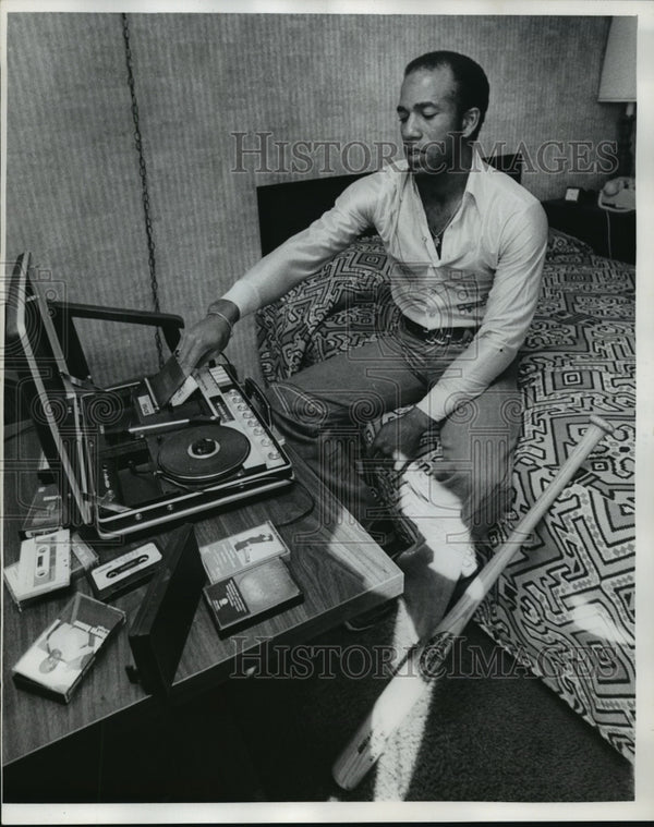 1980 Press Photo Baseball's Von Joshua plays tape in his room - mjt039 ...