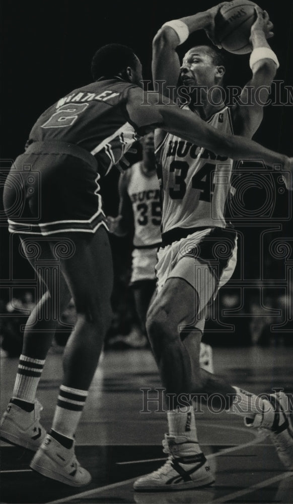 1987 Press Photo Ennis Whatley and Terry Cummings in basketball action ...