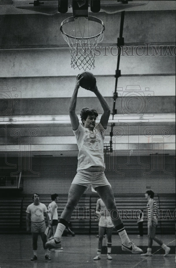 1976 Press Photo Thomas More High School Star Basketball Player Dick M ...