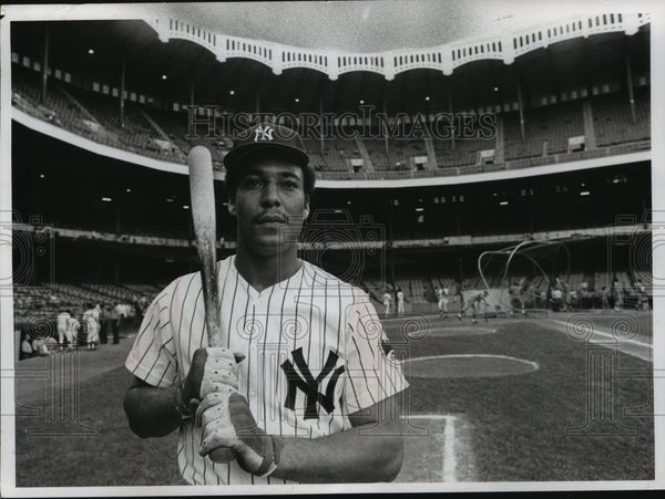 1973 Press Photo Puerto Rican Yankee-Otto Velez holding his bat in the ...