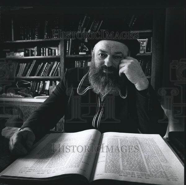 1990 Press Photo Rabbi David Eisenbach reads the Talmud in his Milwauk ...