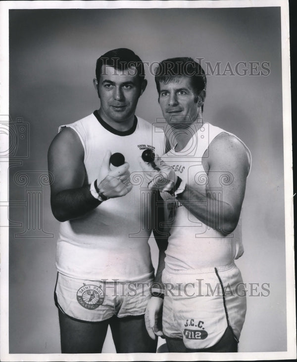 1970 Press Photo Ray Neveau (L) and Simie Fein with larger ball used a ...