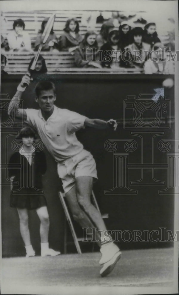 1966 Press Photo American tennis ace Dennis Ralston during match in Lo ...