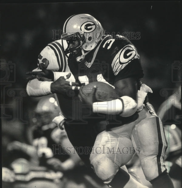 1986 Press Photo Green Bay Packers' Gerry Ellis tries to run past John ...