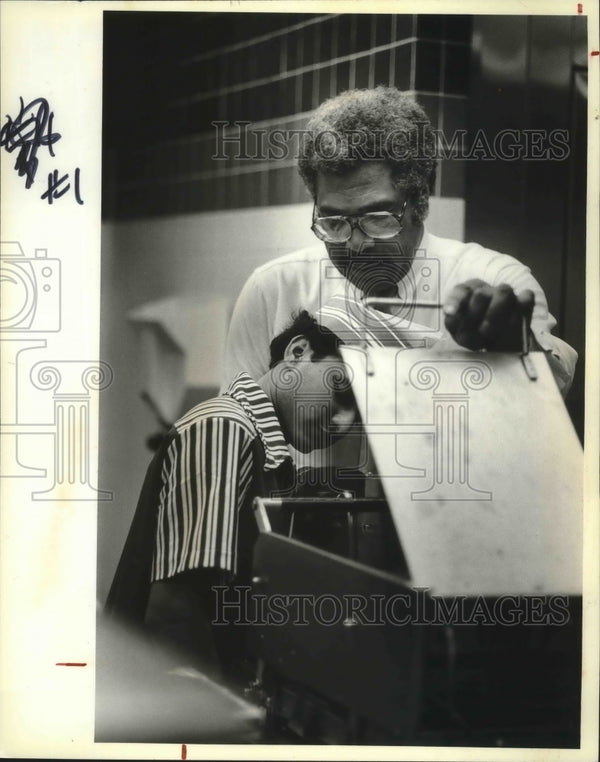 1981 Press Photo Wayne Embry watches setup man clear up toaster proble ...