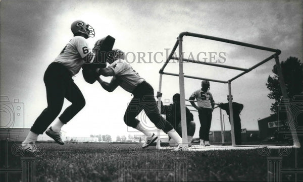 1980 Press Photo Larry McCarren in blocking drill at Packers minicamp ...