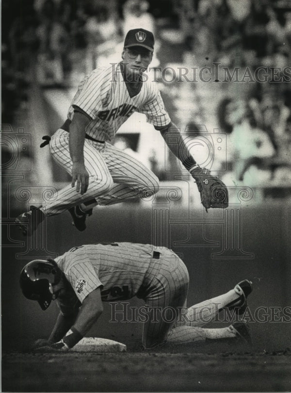 1988 Press Photo Milwaukee Brewers' Infielder Jim Gantner Attempts Dou ...
