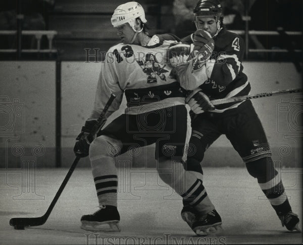 1989 Press Photo Denis Larocque and Jay Mazur fight against the puck ...