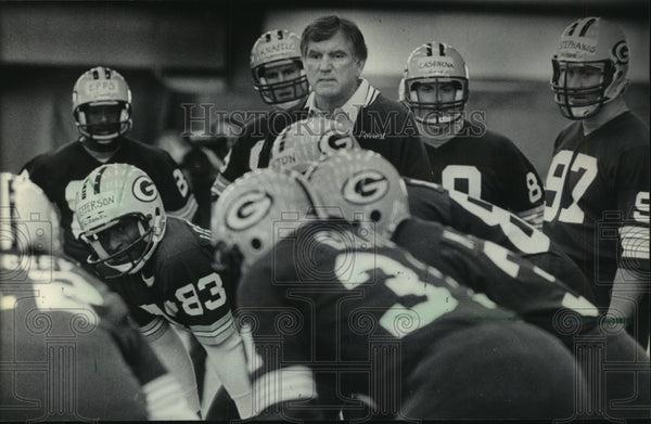 1984 Press Photo Green Bay packers' Coach Forrest Gregg watches minica ...