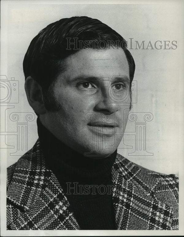 1976 Press Photo UWM basketball coach, Bob Gottlieb of Milwaukee, seek ...