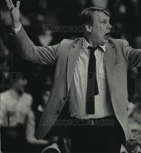 1985 Press Photo Coach Don Nelson of the Bucks dispute foul call. - mj ...