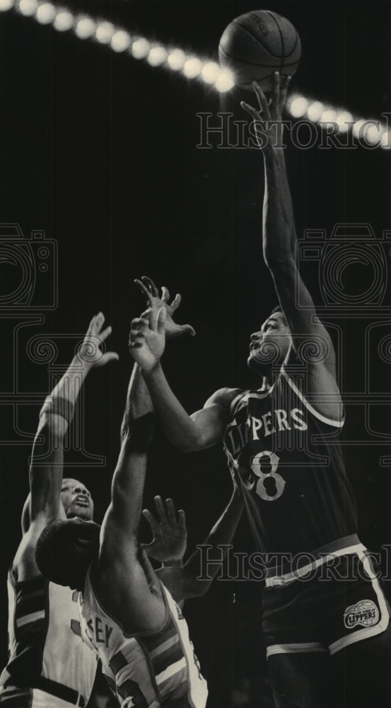 1985 Press Photo The Clippers Marques Johnson shoots over the Bucks pl ...