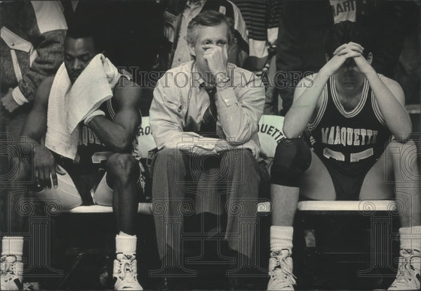 1987 Press Photo A dismayed MU basketball coach Bob Dukiet flanked by ...