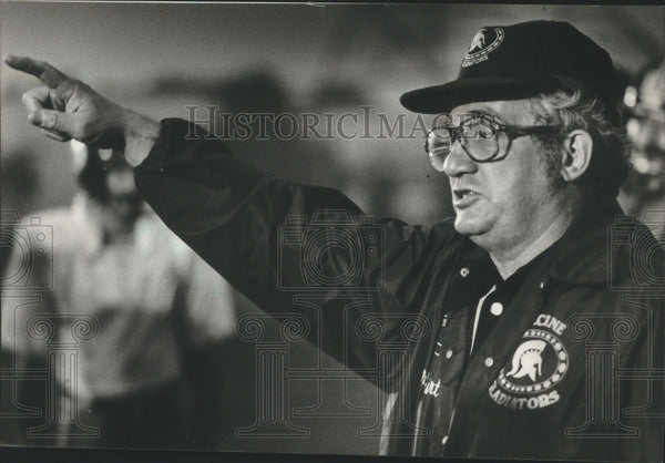 1982 Press Photo Football Coach Harry Gilbert leads the Racine Gladiat ...