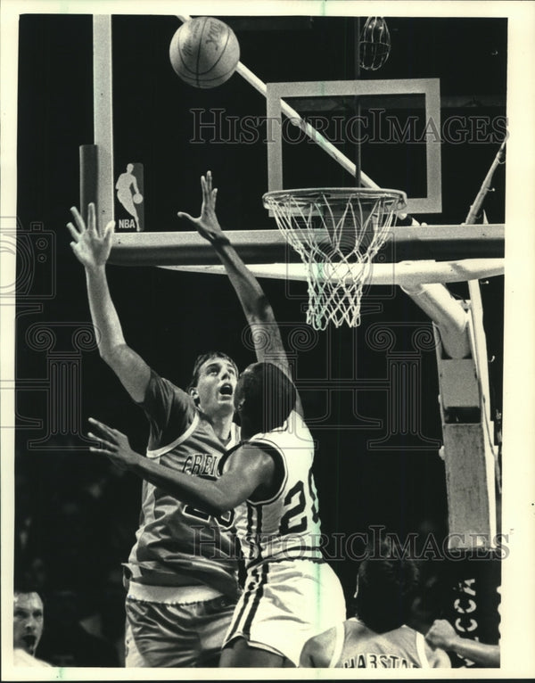 1988 Press Photo Marquette basketball's Trevor Powell vs. Chad Gallagh ...