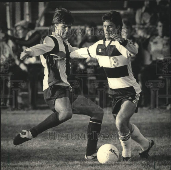 1985 Press Photo Wisconsin-Madison's Jeff Rohrman after ball with Scot ...