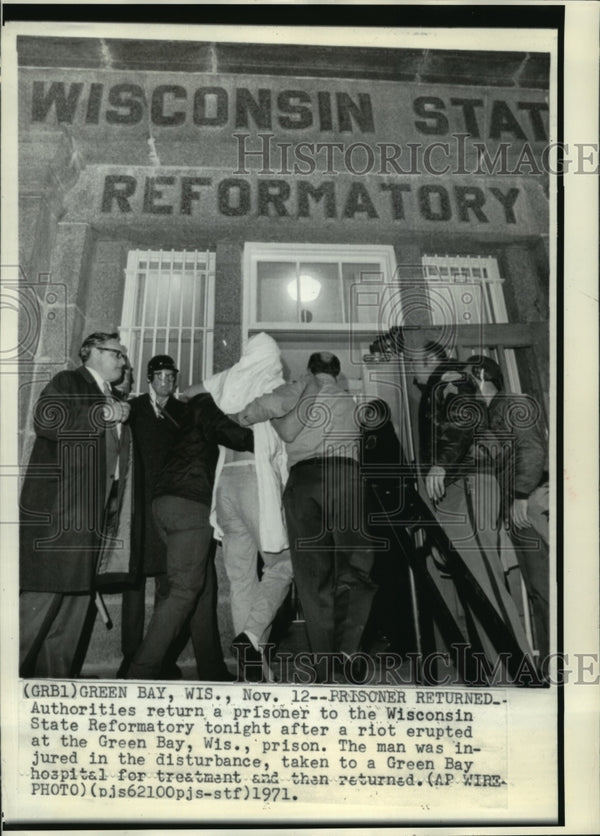 1971 Press Photo Authorities returned prisoner to Wisconsin State Refo ...