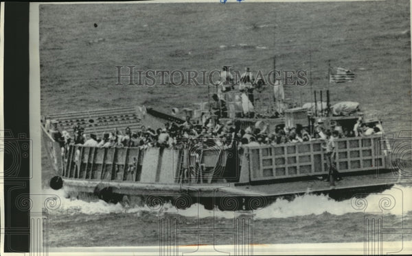 1976 Press Photo US Navy Craft Carries Americans And Foreigners To Spi ...