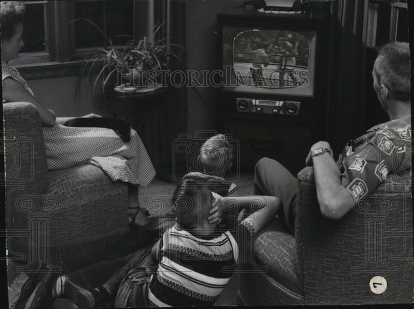 1953 Press Photo Mr. and Mrs William Wolf Jr. & sons watched Gavilan v ...