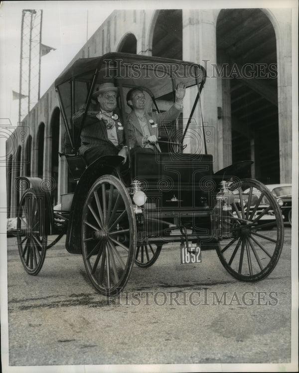 1955 Press Photo Morgan Wright & Emmit Shelley arrive in Sear Model "G ...