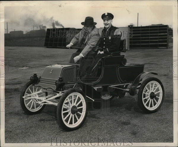 1947 Press Photo Rambler tried by George W. Mason and Herbert Hotter a ...