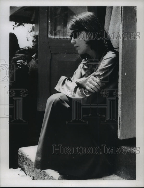 1967 Press Photo Hope Cook, Queen of Sikkim, rests on a doorstep durin ...