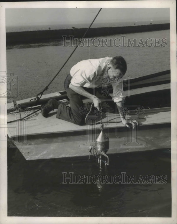 1957 Press Photo Engineer Emerson Tempas Pulls Up Magnet - mjx36690 ...