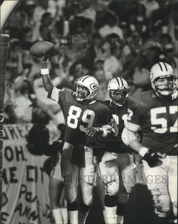 1981 Press Photo Green Bay Packer Aundra Thompson Lifts Ball in Triump ...