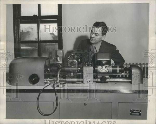 1948 Press Photo George Washington Junior with his engraving unit inve ...