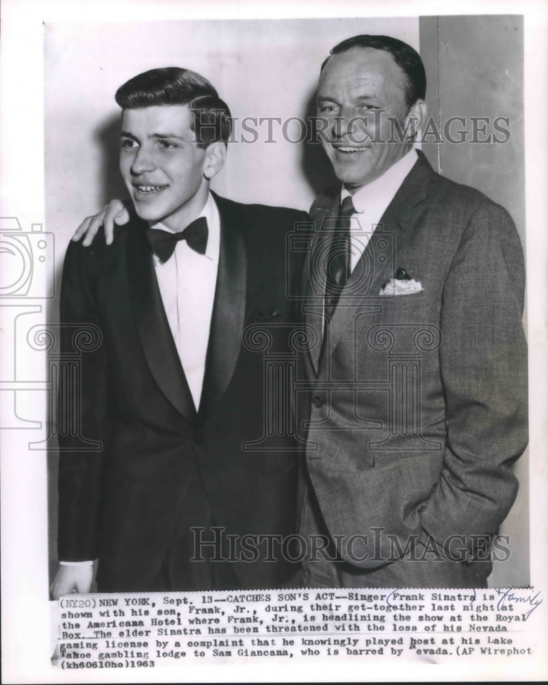 1963 Press Photo Frank Sinatra catches his son's act, Frank Junior, in ...
