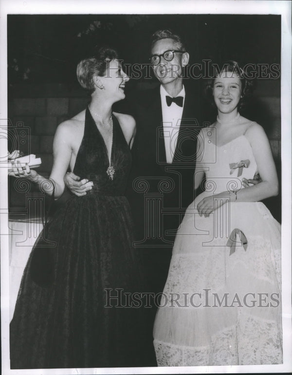 1955 Press Photo Richard Halliday, Wife Mary Martin, and their daughte ...