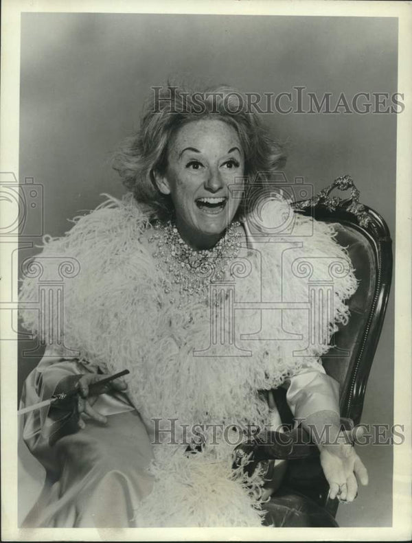1966 Phyllis Diller acts in The Pruitts of Southampton - Historic Images