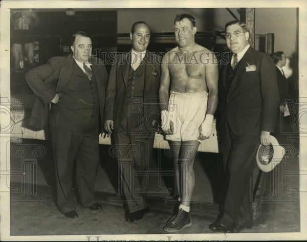 1933 Press Photo Height weight boxer Jack Sharkey signs to fight Lough ...