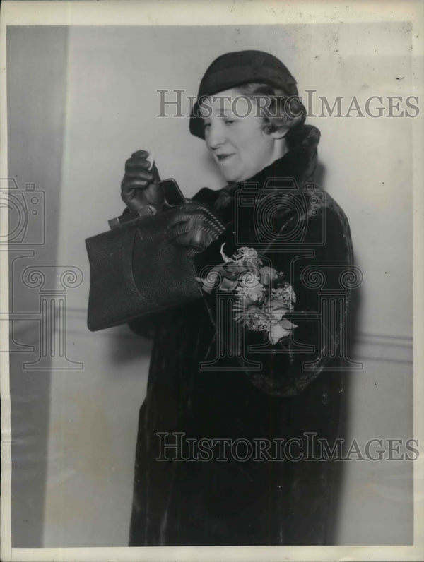 1933 Press Photo Miss Linda Batten Displaying New Arm Corsage Powderin ...