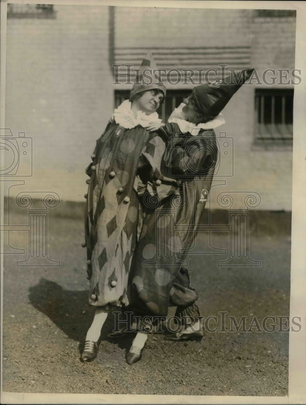 1926 Press Photo Barb Horton & Kathy Farrar, debutants as clowns in Bo ...
