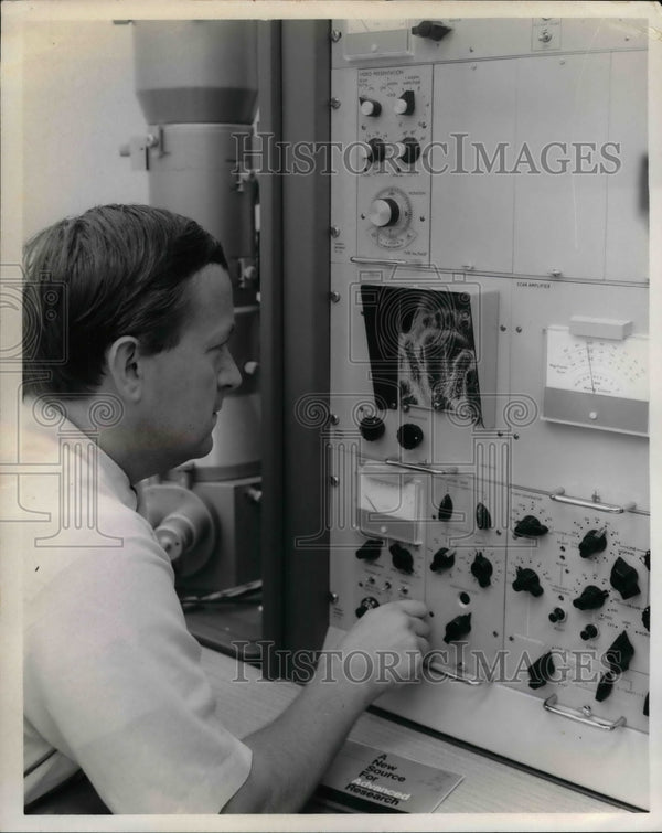 1970 Physicist Peter Mee of GE Advanced Systems Technology Operation ...