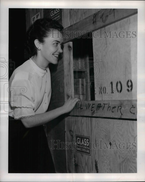 1952 Press Photo Pat McCoy Cleveland Arena Building Chrysler Corp New ...