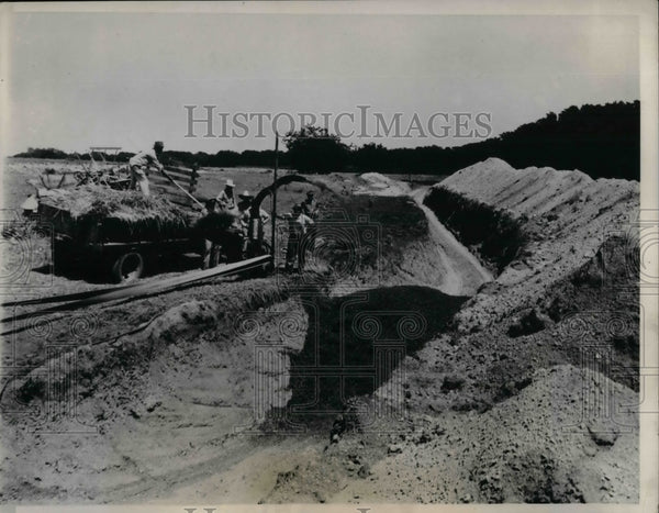 1939 Tx farmer Lyle Doyle dis trench silo to store animal feed ...