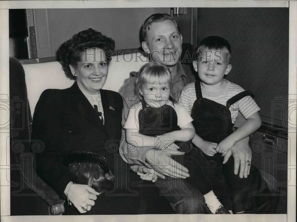 1946 Press Photo Cardinals Whitey Kurowski And His Family After World ...