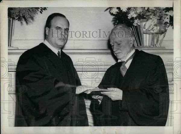 1937 Press Photo Judge Joseph Biffington swear in John Biggs as Justic ...