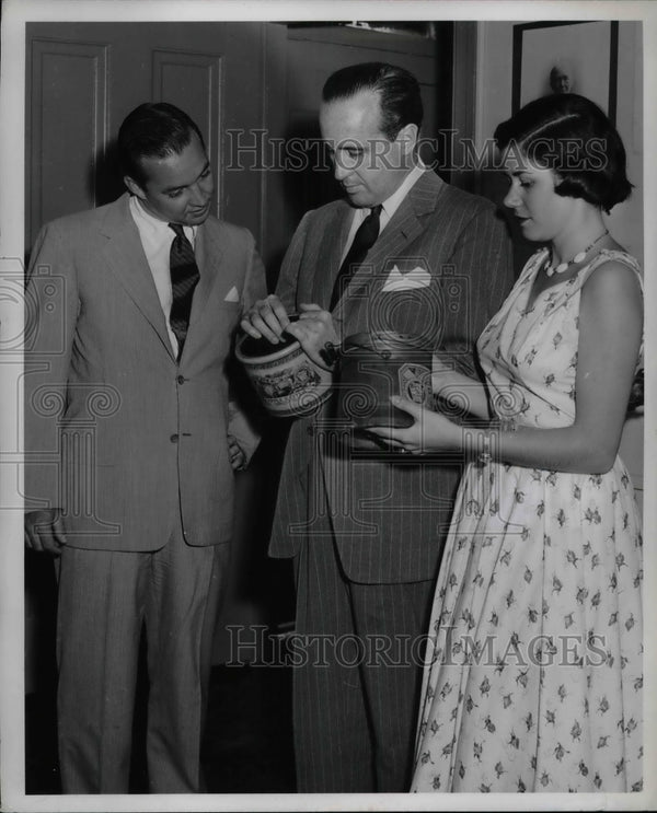 Press Photo HJ Heinz Shows William Ford & Sheila Gallagher Food Contai ...