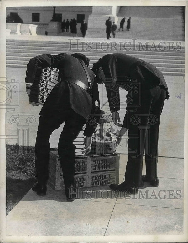 1967 Press Photo Carting away the books in front of U.S. Court ...