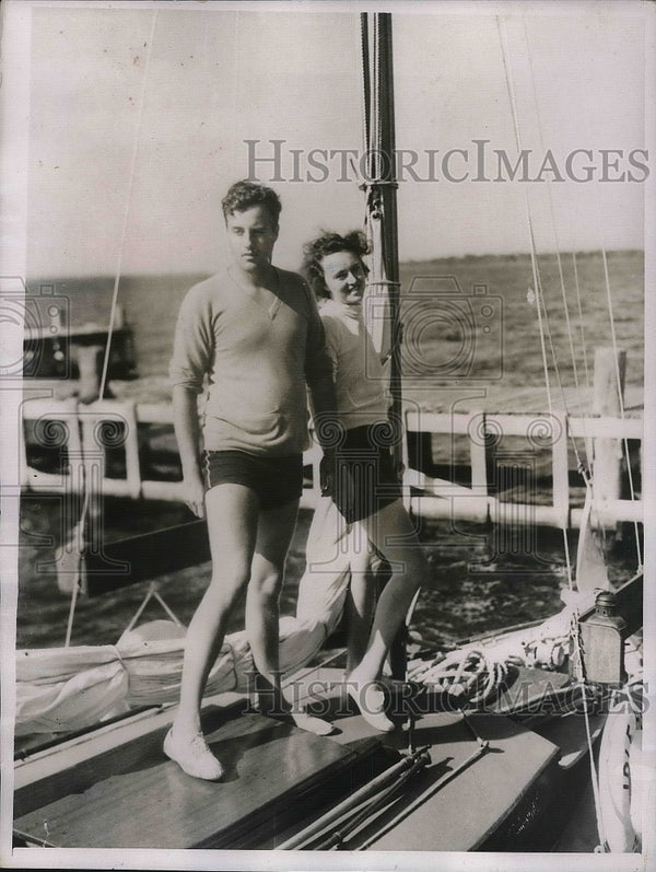 1937 Press Photo Mr. & Mrs. Dudley Lawrence Cruise In Sailboat In Sout ...